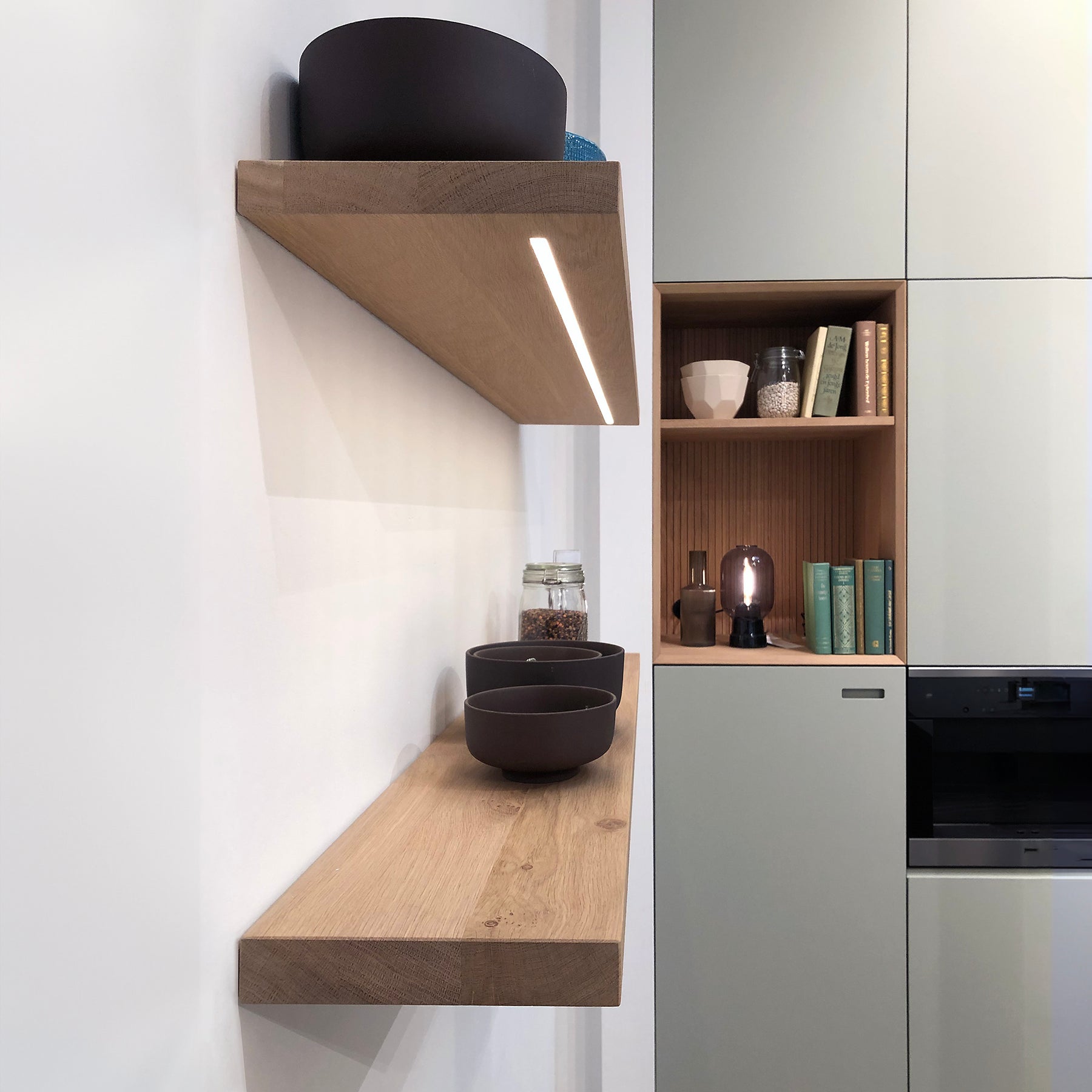 Houten Wandplank met dimbare LED-verlichting - Maatwerk Eiken AB | Houtmerk