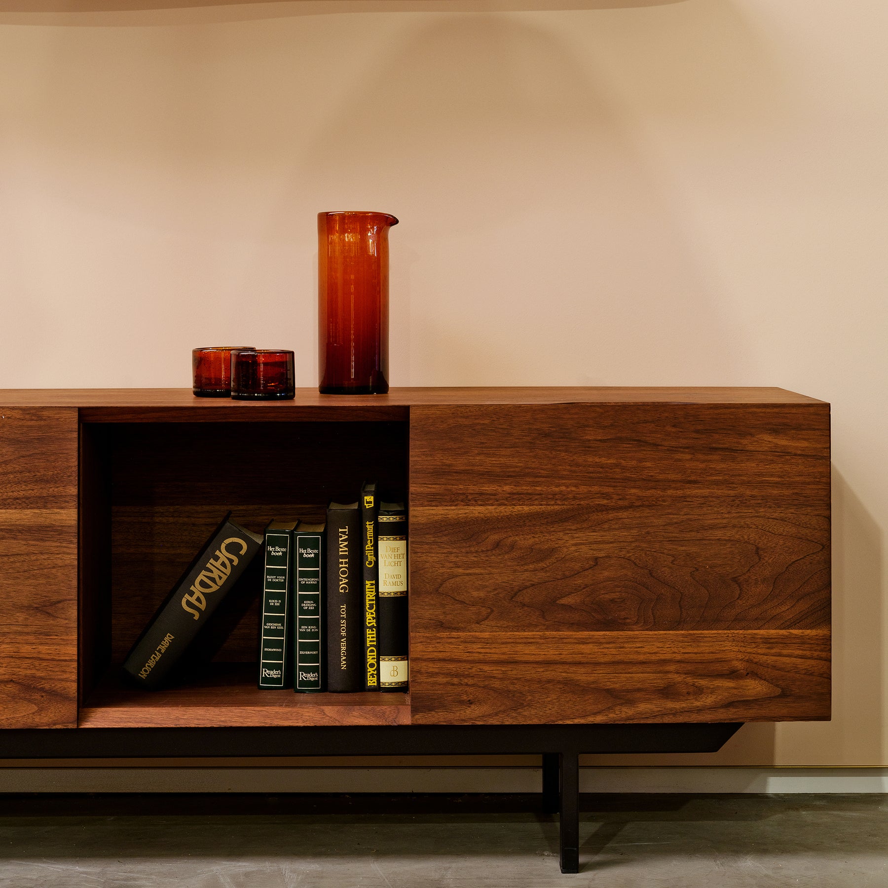 Azur Wandmeubel of Dressoir - Massief notenhout met houten fronten ...