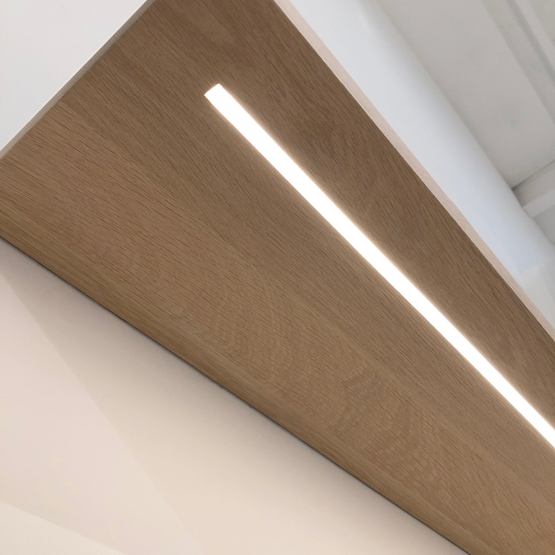 Houten Wandplank met dimbare LED-verlichting - Maatwerk Eiken AB | Houtmerk