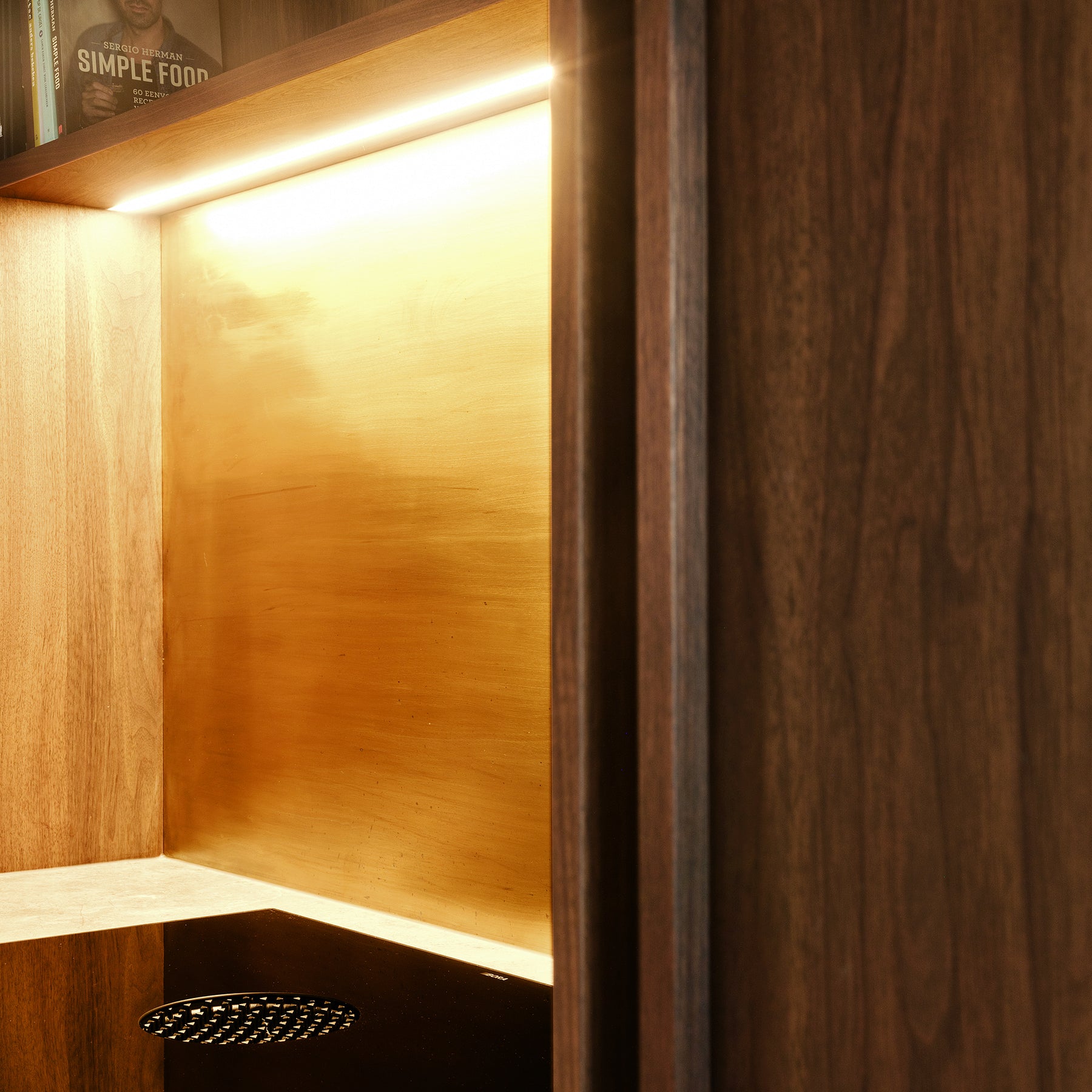 Houten Wandplank met dimbare LED-verlichting - Maatwerk Eiken AB | Houtmerk