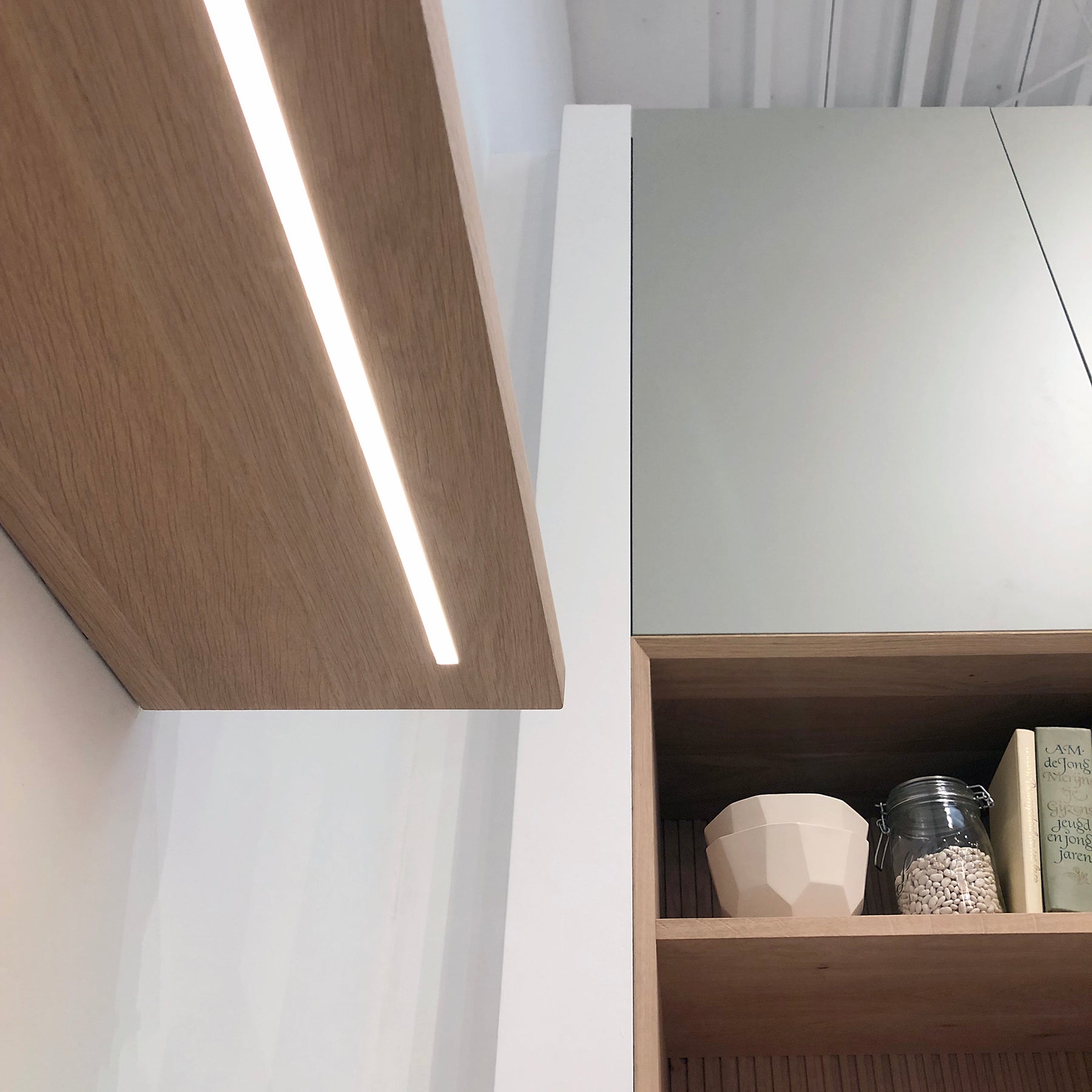 Houten Wandplank met dimbare LED-verlichting - Maatwerk Eiken AB | Houtmerk