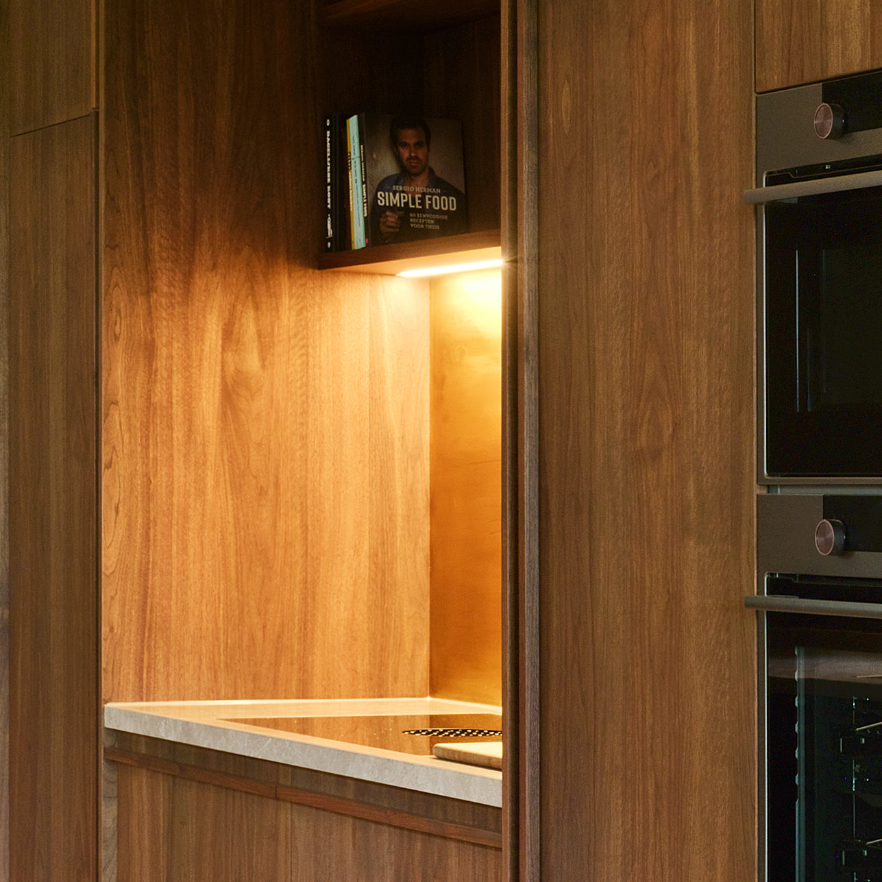 Houten Wandplank met dimbare LED-verlichting - Maatwerk Eiken AB | Houtmerk