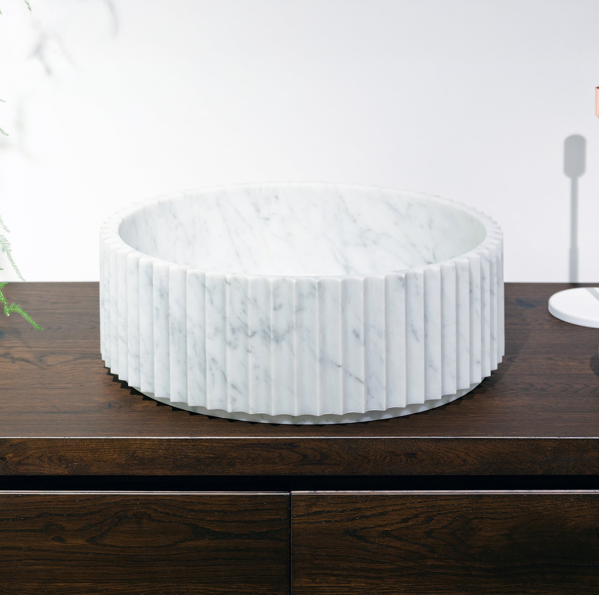Geribbelde natuursteen Waskom Solis Carrara – Rond | Houtmerk