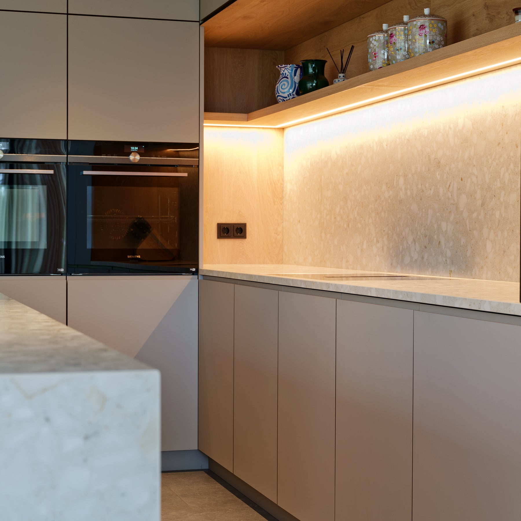 Houten Wandplank met dimbare LED-verlichting - Maatwerk Eiken AB | Houtmerk
