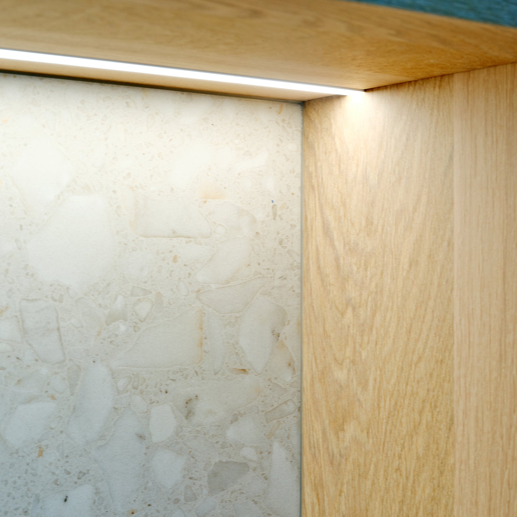 Houten Wandplank met dimbare LED-verlichting - Maatwerk Eiken AB | Houtmerk
