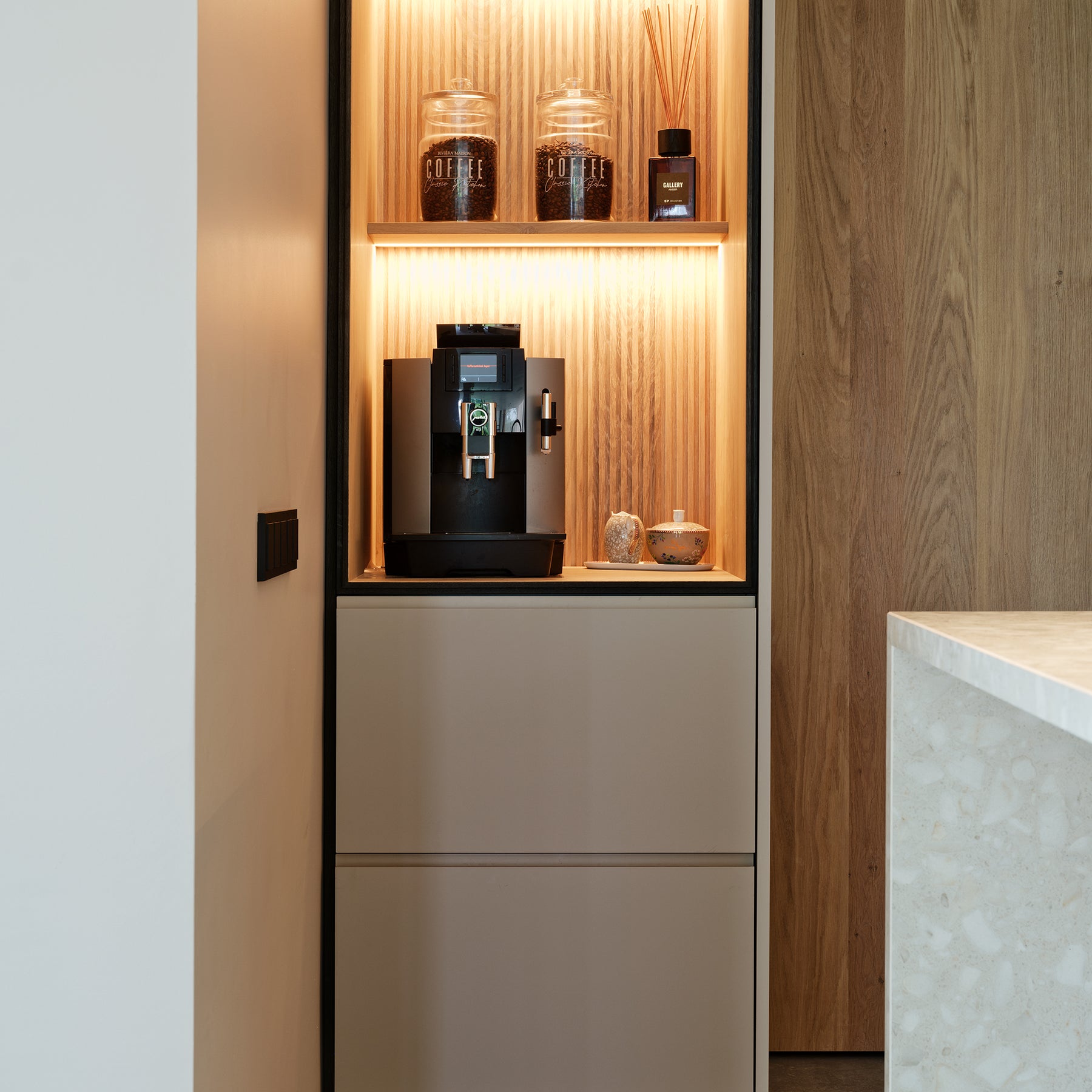 Houten Wandplank met dimbare LED-verlichting - Maatwerk Eiken AB | Houtmerk